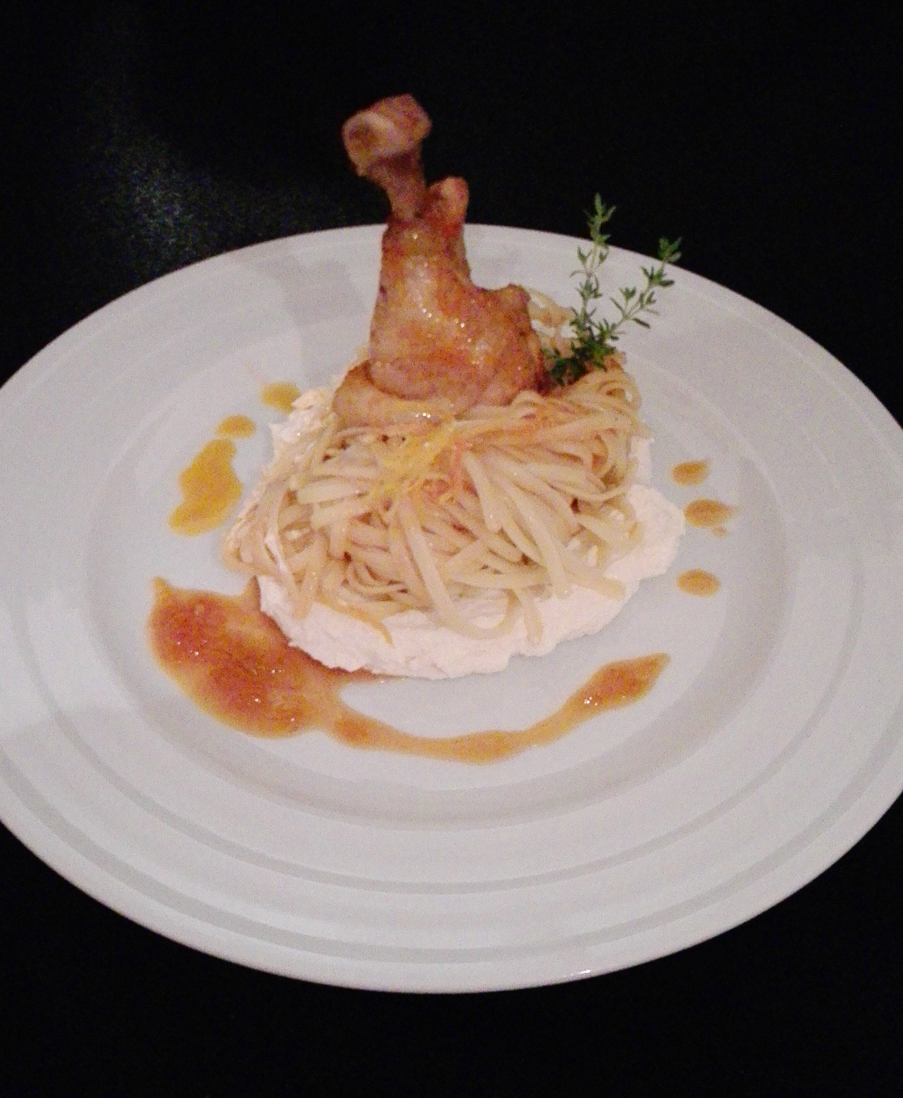 ΚΟΤΟΠΟΥΛΟ ΣΕ ΚΟΚΚΙΝΗ ΣΑΛΤΣΑ ΕΣΠΕΡΙΔΟΕΙΔΩΝ ΜΕ ΛΙΓΚΟΥΙΝΙ ΚΑΙ ΜΟΥΣ ...